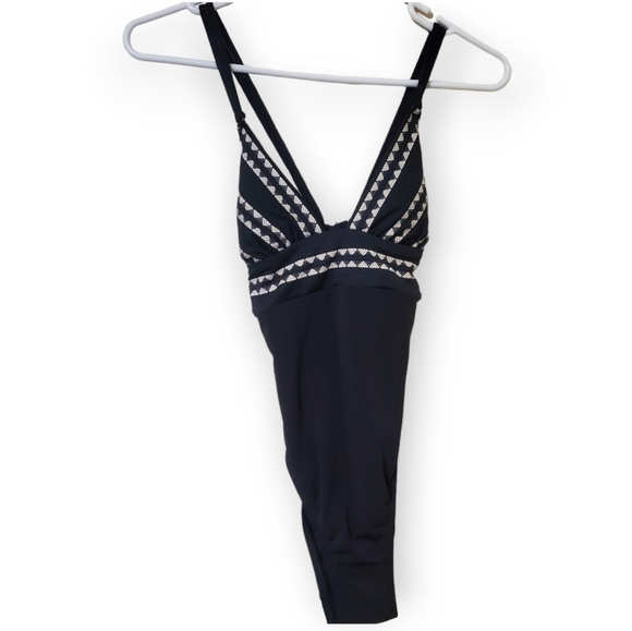 Robin Piccone | Swim | Nwt Robin Piccone One Piece Black Ivory Naomi ...